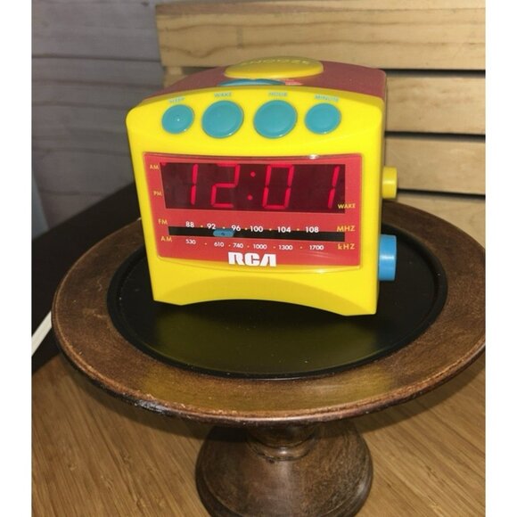 RCA | Office | Rca Chipper Nipper Cube Alarm Clock Radio Retro Red ...